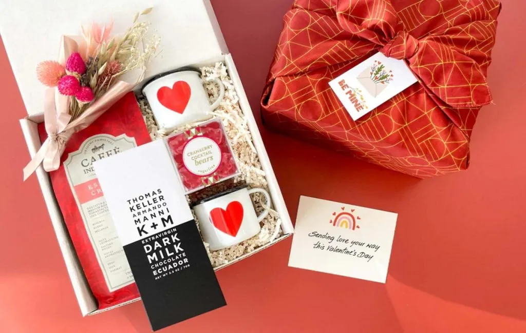 پیشنهاد چیدمان پک هدیه رمانتیک؛ خلاقانه، شیک و ارزان • دیجی‌کالا مگ