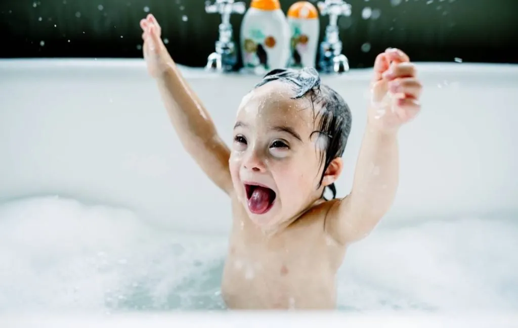 حمام کردن نوزاد هر چند وقت یکبار باید انجام شود؟ • دیجی‌کالا مگ